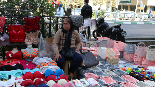 JINHAGENCY | Daily challenges faced by women peddlers in Tehran