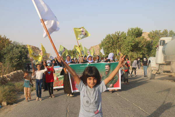 JINHAGENCY | Li Şengalê jinên Êzidî û Ereb li dijî tecrîdê meşiyan