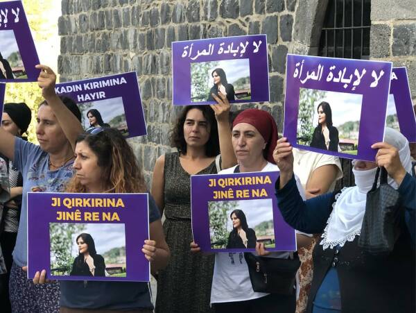 JINHAGENCY | Women unfurl banner on ancient walls of Sur to protest ...