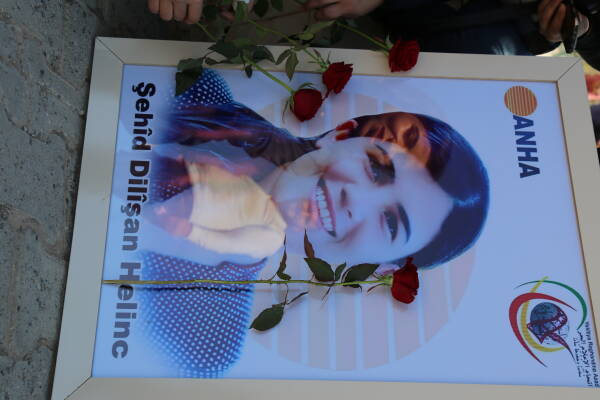 JINHAGENCY | Gazeteci Dilîşan Îbîş "Jin, jiyan, azadî" sloganlarıyla anıldı