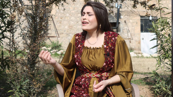 JINHAGENCY | Hojîn Hêriz bi dengê xwe hunera Kurdî zindî dike